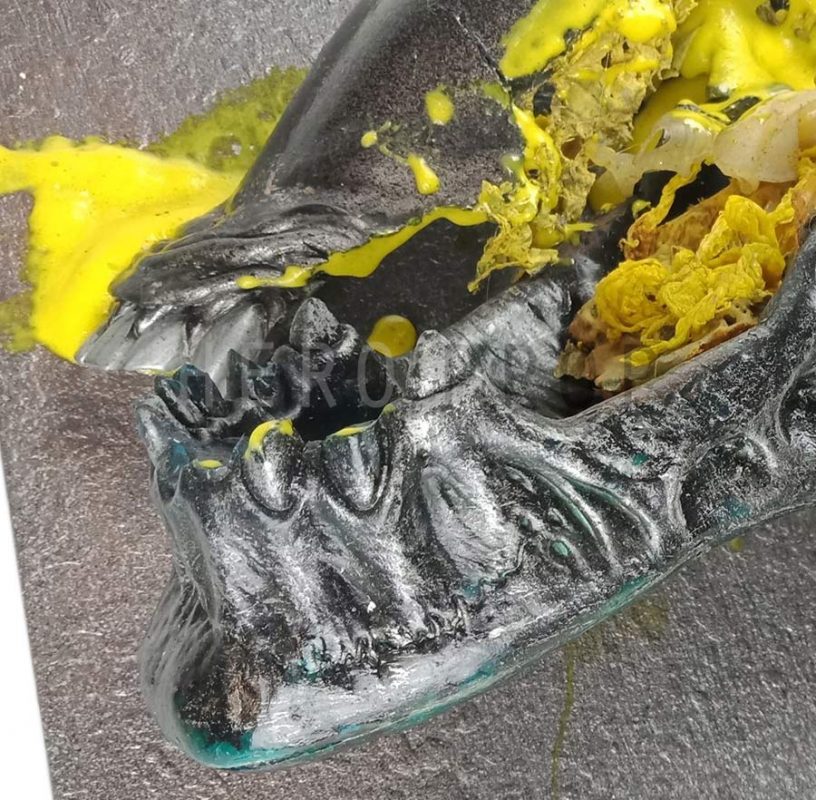 AVP: Alien vs. Predator Alien Head Display - HeroProp.com