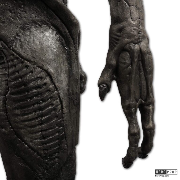 Alien vs. Predator (2004) - "Grid" Alien Warrior - HeroProp.com