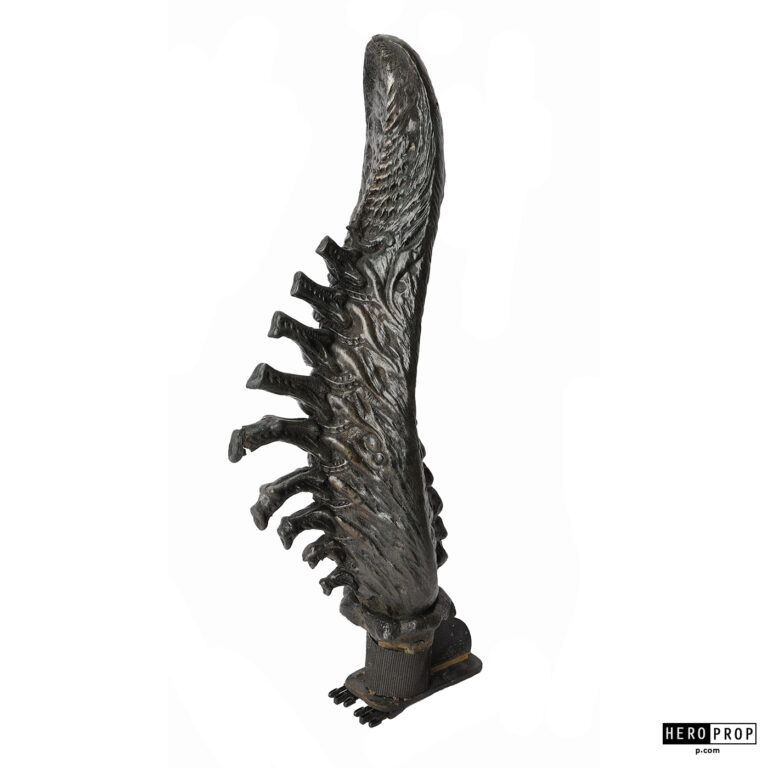 Alien vs. Predator (2004) - Alien Warrior Spine Section - HeroProp.com